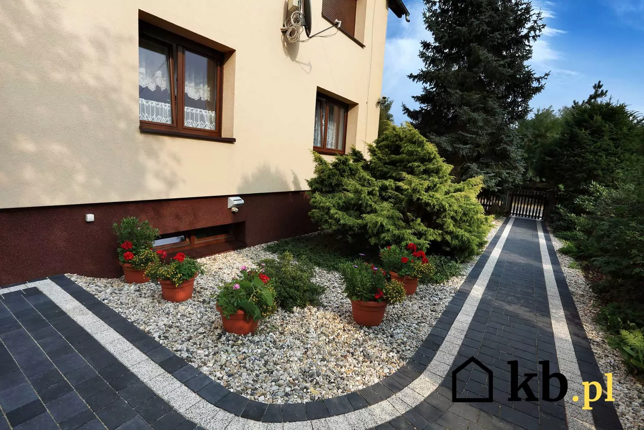 Jak zaaranżować wąski ogród przed domem? - pomysły, projekty, porady
